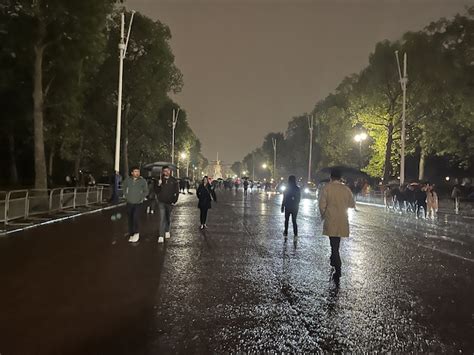 多图直击英女王去世伦敦民众大雨中聚首白金汉宫致哀