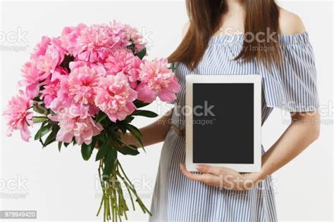 공간 아름 다운 분홍색 모란 꽃의 꽃다발을 복사할 빈 빈 화면으로 태블릿 컴퓨터를 들고 여자는 흰색 배경에 고립 비즈니스 배달