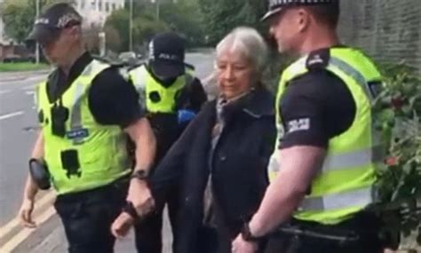 Babička Rose Docherty Vedla Do Policejního Van A Zatčena Poté Co