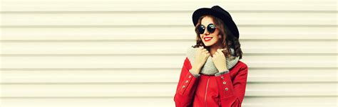 흰색 배경에 스카프와 검은 둥근 모자를 착용 아름다운 여성 모델의 초상화 20 29세에 대한 스톡 사진 및 기타 이미지 20 29세 25 29세 Z세대 Istock