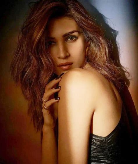 Kriti Sanon Raises Hotness In Winters Wears Sexy High Slit Black Dress At A Jackky Bhagnanis