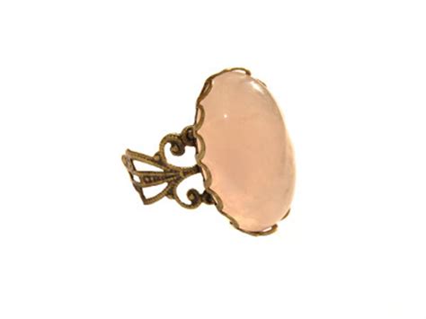 Bague Style Baroque Cabochon Pierre Ovale De Quartz Rose Davelli