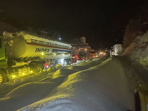 クルマが雪道で立ち往生！ 回避するには？巻き込まれたら？ 予防・対応策を災害支援団体に聞いてみた 1 2 Sotobira