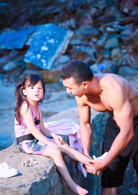 爸爸去哪儿到底是看泡芙的可爱还是看刘耕宏的肌肉？ 每日头条