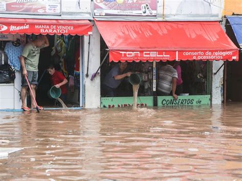G1 Chuva Causa Transtornos E Enxurrada Arrasta Carros Na Zona Leste