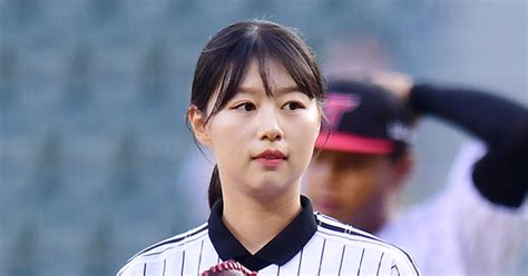 St포토 임시현 시구도 침착하게