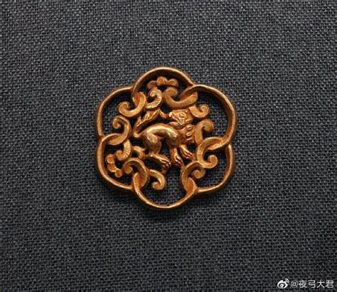 图12唐代金饰上的卷草纹缠绕勾连成宝相花纹内填兽纹图3明代雕漆盘上的如意纹与方圆勾套成一体内填龙纹的构图和唐代一脉相承明末西厢记版画的