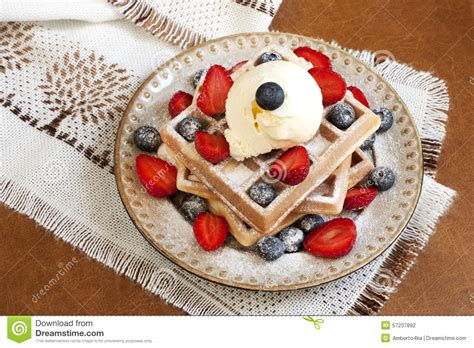 Waffles Belgas Gelado E Xarope Na Placa Foto De Stock Imagem De