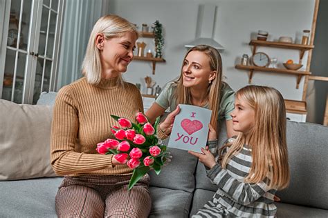 할머니를 위한 선물 엄마와 딸이 여성의 날 어머니의 날 생일 축하에 할머니를 축하합니다 가족 세대 장로와 사랑에 대한 존중의 개념 3 명에 대한 스톡 사진 및 기타 이미지