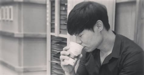 최현석 커피들고 허세 가득포즈 라떼 한 잔