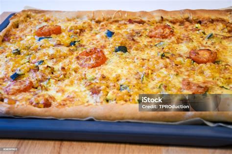 갓 직사각형 금속 트레이 및 나무 테이블에 호박 옥수수 토마토 야채와 함께 맛 있는 바 삭 바 삭 수 제 피자를 뒷받침 0명에 대한 스톡 사진 및 기타 이미지 Istock