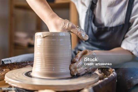 화병을 만드는 포터의 바퀴에서 일하는 포터 작업장에서 주전자를 만드는 손으로 점토를 형성하는 여성 클로즈업 공예에 대한 스톡 사진 및 기타 이미지 Istock