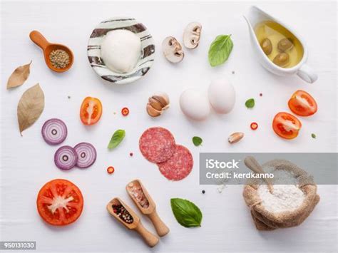 재료 달콤한 바 질 토마토 마늘 베이 잎 후추 양파 모 짜 렐 라 치즈 평면 흰색 나무 배경에 수 제 피자 재료 하다 음식