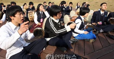 사물놀이 연습 중인 부천정보산업고 학생들