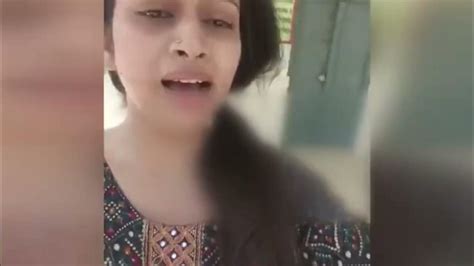प्रिंसिपल स्कूल में करवा रही थी फेशियल टीचर बनाने लगी वीडियो फिर दांत