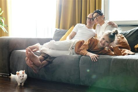Una familia feliz relajándose en el sofá en casa Foto Premium