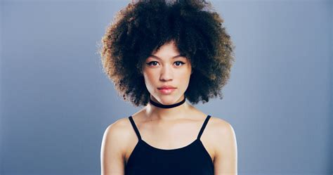 아프로 기술 개발 대학 교육 및 학습을 위한 스튜디오에서 소녀의 학생 또는 초상화 태도 자신감 있고 날카로운 아프리카 여성 회색 배경 모형 공간 학교 장학금 18 19세에