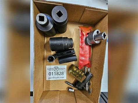 Snap On 3 4 Drive Socket 1 1 2 And Assorted Sockets Gavel Roads Online Auctions