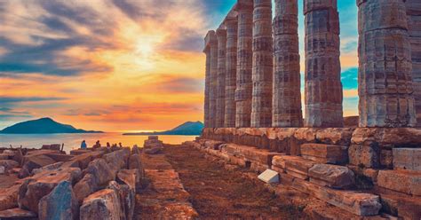 그리스 케이프 수니오 해질녘에 그리스의 바다의 신 포세이돈의 고대 신전 유적 일몰에 사원 유적의 샷 아티카의 관광 랜드마크 수니온 그리스 사진 Unsplash의