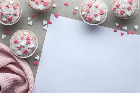 분홍색과 흰색 퐁 당 장식 하트 텍스트와 설탕 뿌리고 머핀 0명에 대한 스톡 사진 및 기타 이미지 0명 기념일 낮 Istock