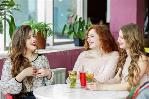 Mulheres Jovens Felizes Conversando Em Um Café Risos O Conceito De