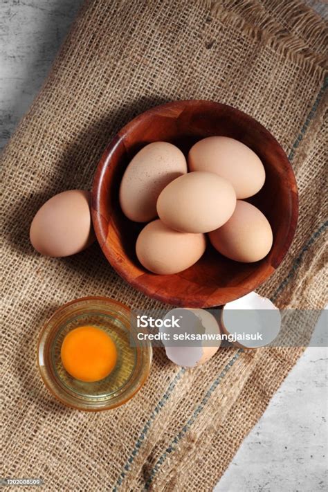 소박한 배경에 생 닭 계란의 그룹 로프트 스타일의 부엌에서 스크램블 계란에 대한 성분 0명에 대한 스톡 사진 및 기타 이미지