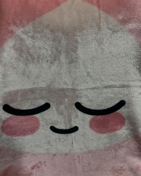 집에서 컴퓨터로 작업을 다 하면 의자에 어피치 무릎담요를 덮어둔다 휴대전화는 몸에서 1m 이상 거리 유지 누우면 바로 잔다 이제 수면제도 소용이 없다 오히려 새벽