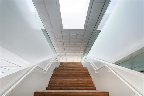 건물 건축 건축의 계단 공간 디자인 공공 건물 구조 설계 금속 난간 기능의 기업 기하학적 깨끗한 라인 내부 널찍한 대칭 도시 설정 도시의