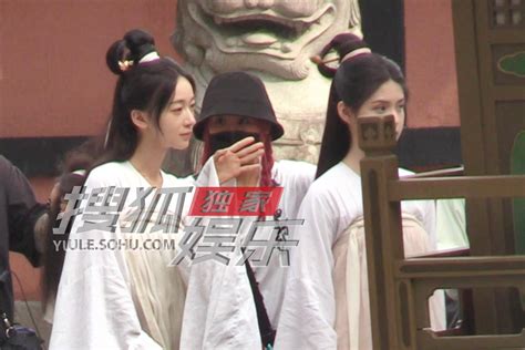 吴谨言搭戏范湉湉频频笑场 休息时抱小狗聊天超嗨 搜狐大视野 搜狐新闻