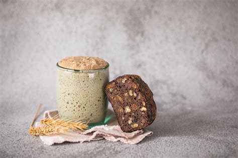 빵용 호밀 잎이 활성화되어 있습니다 스타터 사워도우 건강한 식단의 개념 건강한 식생활에 대한 스톡 사진 및 기타 이미지 Istock