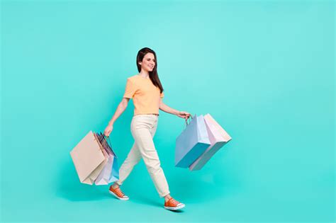화려한 쾌활한 숙녀 산책의 풀 사이즈 프로필 초상화는 청록색 배경에 고립 된 빈 공간을 보입니다 T 셔츠에 대한 스톡 사진 및
