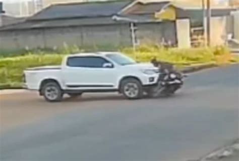 Câmeras Registram Acidente Que Deixou Motociclista Gravemente Ferida