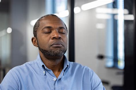 마음 챙김과 스트레스 해소를 위해 업무 휴식 시간 동안 사무실에서 명상하는 차분한 아프리카 계 미국인 사업가 Mental Wellbeing에 대한 스톡 사진 및 기타 이미지