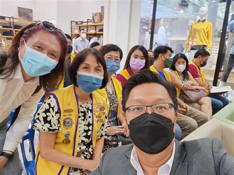 president david chew representing sarawak artists society attended the