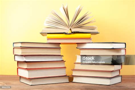 오픈도 서 나무 테이블에 대 한 Hardback 책입니다 교육 배경입니다 학교 돌아가기 텍스트에 대 한 공간을 복사 합니다 개체
