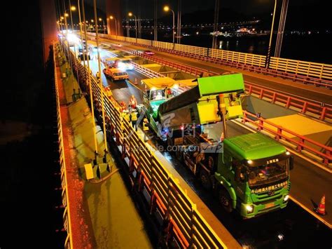 浙江舟山：挑灯夜战除路面病害 人民图片网