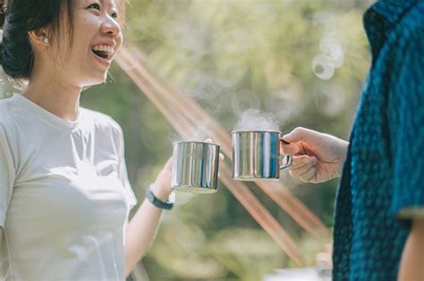 캠핑 텐트 밖에서 아침에 뜨거운 음료를 즐기는 중부 몸통 중국인 커플 차 뜨거운 음료에 대한 스톡 사진 및 기타 이미지 차