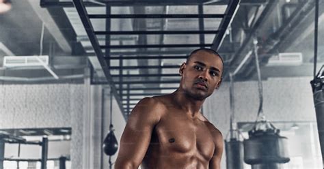 셔츠를 입지 않은 젊은 아프리카 남자가 체육관에 서 있는 동안 시선을 돌리고 있다 사진 Unsplash의 우크라이나 이미지