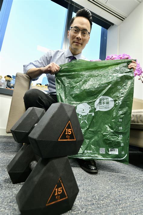 垃圾徵費2024｜指定垃圾袋真身曝光！實測30公斤啞鈴放入35公升膠袋 結果係 星島日報