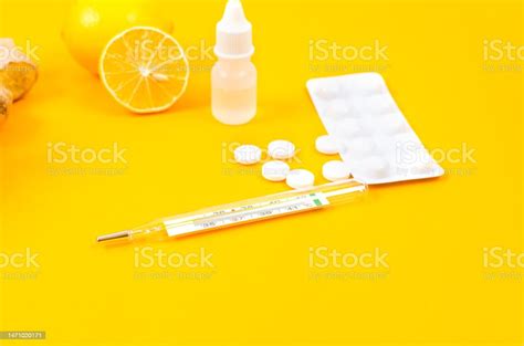 黄色の背景に丸薬温度計スプレーボトルブリスターフラットレイ カプセル剤のストックフォトや画像を多数ご用意 カプセル剤 温かいお茶