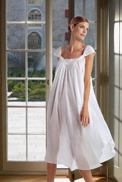 Девушка в ночной сорочке фото