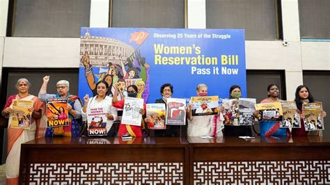 Women Reservation Bill 27 वर्षों से संसद में क्यों अटका है महिला
