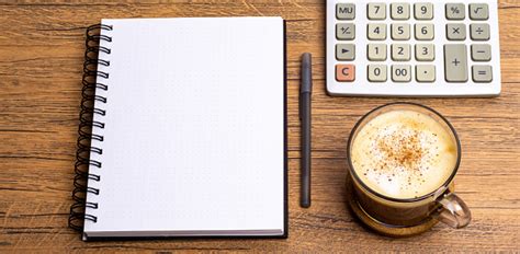 위의 안경 펜 노트북 계산기 및 복사 공간이있는 사무실 책상에서 커피 한 잔을 볼 수 있습니다 0명에 대한 스톡 사진 및 기타 이미지 Istock