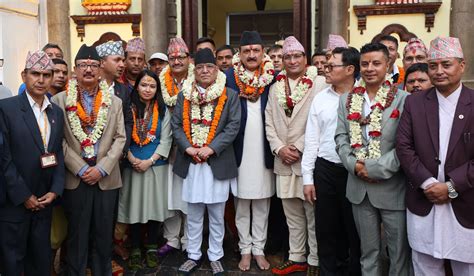 प्रधानमन्त्री दाहाल पशुपतिनाथ मन्दिरमा फाेटाेफिचर Dcnepal