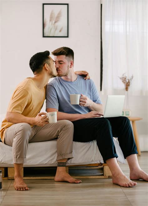 Lgbt 같은 섹스 게이 껴안다 남자 눈을 감다 단란함 로맨스 로맨틱 커플 사람 사랑 사랑에 빠진 부부