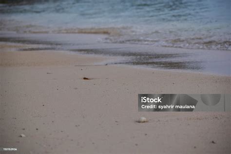 해변 흐리게 추상적인 배경 해안선 양식에 일치 시키는모래에 선택적 초점 0명에 대한 스톡 사진 및 기타 이미지 0명