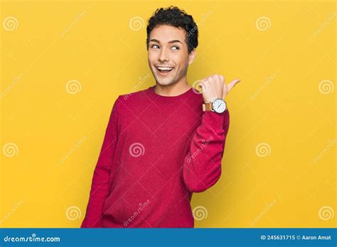 Joven Y Apuesto Hombre Vestido Con Ropa Informal Sonriendo Con Cara