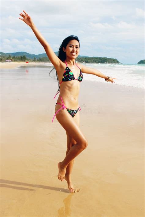 Aziatische Vrouw In Een Bikini Stock Foto Image Of Schoonheid Seizoen 10697048