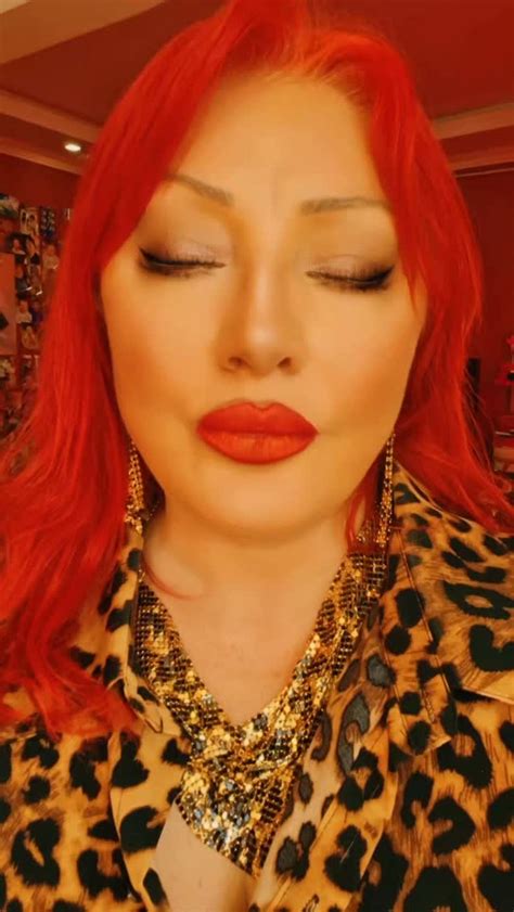 ნინი ნინი დე გილოცავ დედის დღეს მინდა დიდხანს და ჯანმრთელად გვყავდე ჩვენს გვერდით მიყვარხარ