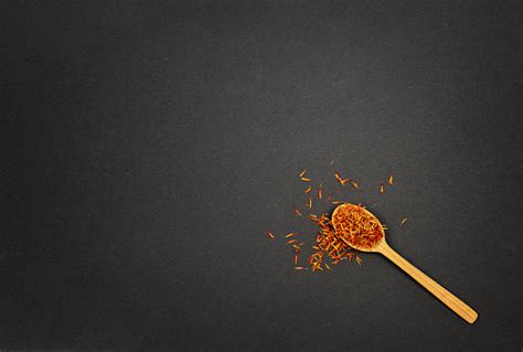 검은 색 배경에 나무 숟가락에 빨간 사프란 향신료와 복사 붙여 넣기 살사에 대한 스톡 사진 및 기타 이미지 살사 숟가락